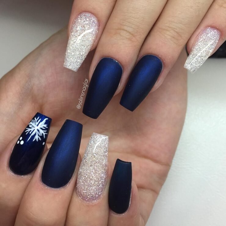 15 Amazing Midnight Blue Nails For an Elegant Look