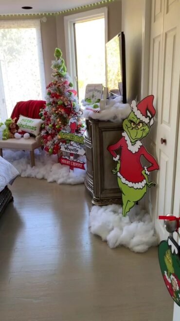 30 Best Grinch Christmas Tree Ideas - Inspired Beauty